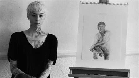 Agreden a la artista que pintó a Donald Trump desnudo Sopitas