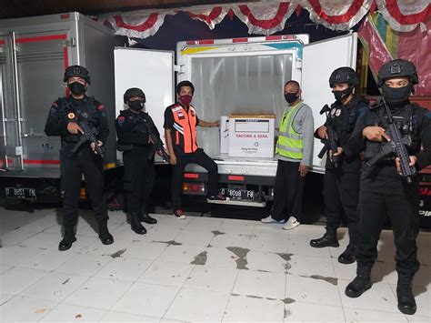 TIBA DI GORONTALO BRIMOB KAWAL 1 140 VAKSIN MENUJU GUDANG FARMASI