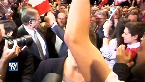 Vidéo François Fillon se fait enfariner avant un meeting Vidéo