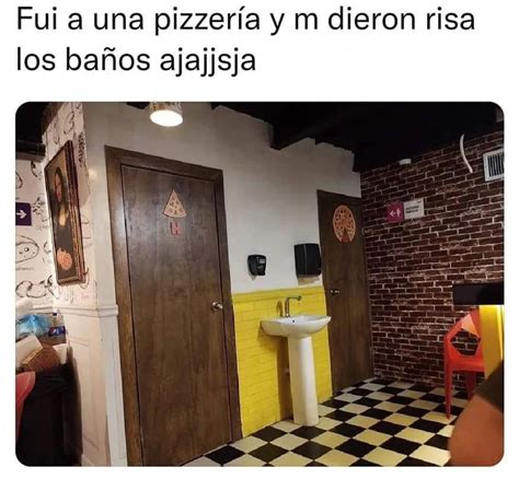 La profe explicando algo Yo Me inclino mínimamente para levantar un