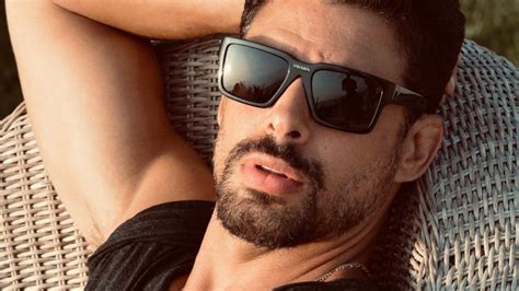 De visual novo Cauã Reymond mostra braços musculosos em clique