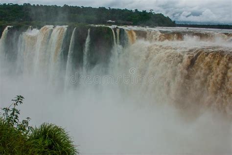 Turistas Que Visitam A Cachoeira Na Foz De Igua U Uma Da Garganta Do