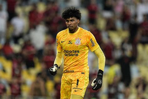 Hugo Souza já desembarcou no Rio de Janeiro para vestir a camisa do