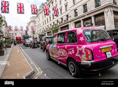 Barbie Taxi Conduciendo Por La Calle Regents En Londres Para Promover La Nueva Película De