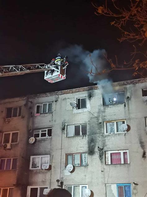 GALERIE FOTO Incendiu puternic într un bloc din Călan 10 persoane
