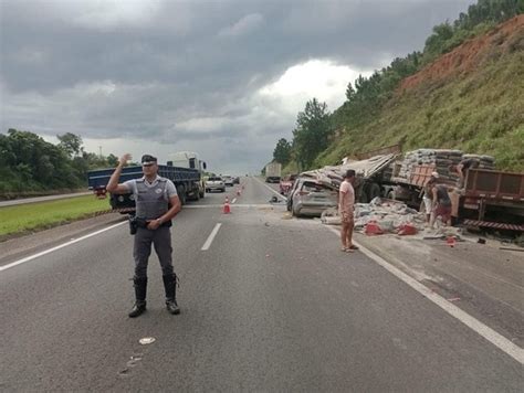 Passageira morre após carro bater em caminhão que se envolveu em