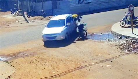 ASSISTA vídeo mostra momento exato em que motociclista colide