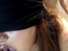 Esposa Con Los Ojos Vendados NO Tiene Idea De Que Un Porno