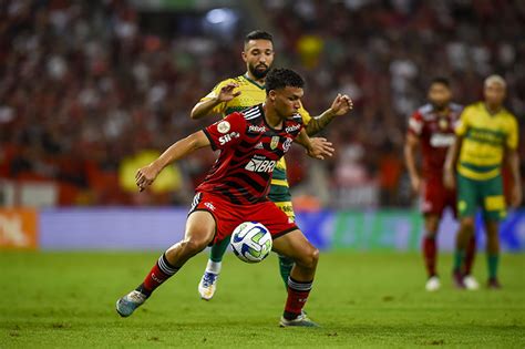 Flamengo encaminha renovação de contrato de Victor HugoJogada 10