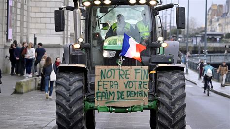 Colère des agriculteurs du fumier et des pneus déversés en pleine rue