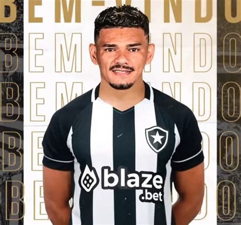 Botafogo anuncia a contratação de Tiquinho Soares LANCE