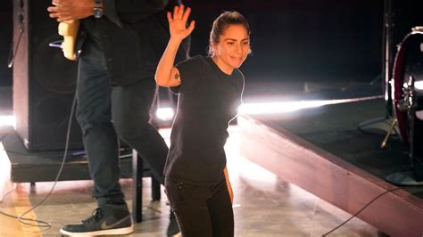 Oscars 2023 Lady Gaga In T Shirt Look Und Ungeschminkt Bei Den Oscars