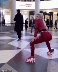 Hot Women Twerking Big Naked Ass Polfabout