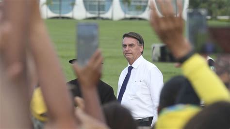 Bolsonaro acompanha oração crianças e padre no Alvorada