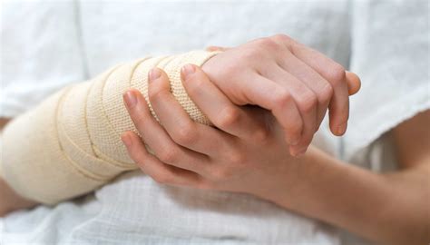 Fracture du poignet diagnostic et traitement à Paris Dr Roure