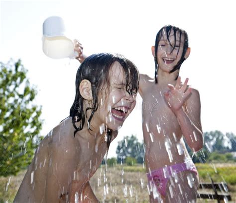 Amusement Des Enfants En Bassin Image Stock Image Du Amusement