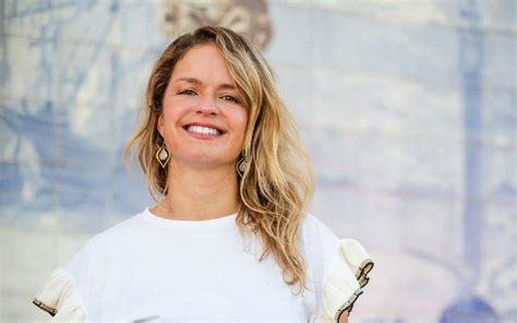Madalena Brandão Faz mudança de visual radical Atriz pintou cabelo de
