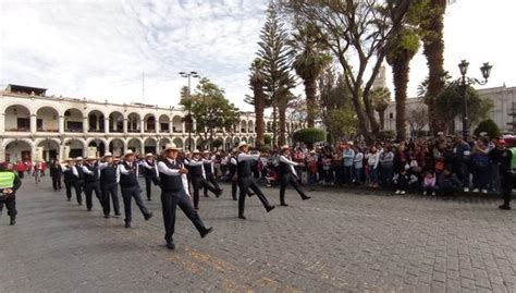 Estudiantes De Colegios De Arequipa Participan En El Desfile De Honor