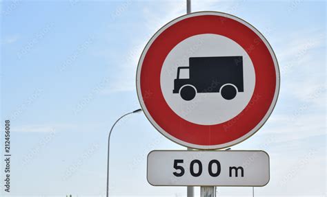 Panneau interdit aux poids lourds de plus à 500 mètres Stock Photo