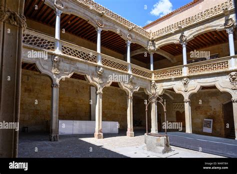 El Patio Interior Del Siglo XVI La Casa De Las Conchas Salamanca