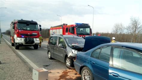 Wypadek na obwodnicy Daleszyc Dwie osoby zabrane do szpitala ZDJĘCIA