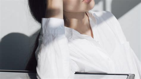 Cómo lucir una camisa blanca sin verte tan formal Estilo Musa Moda