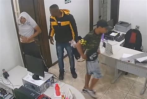 Câmera flagra ação de quadrilha que furtou R 30 mil de empresa no