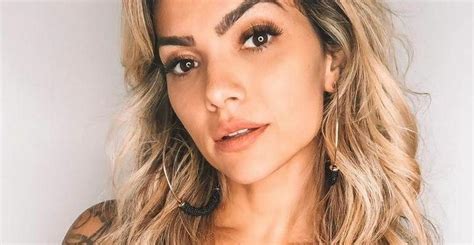 Na praia Kelly Key surge de biquíni e impressiona corpo desenhado