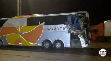 Acidente Entre Nibus E Carreta Na Fern O Dias Deixa Uma Pessoa Ferida