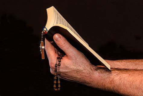 Fotos gratis mano pierna dedo religión cruzar cristiano brazo