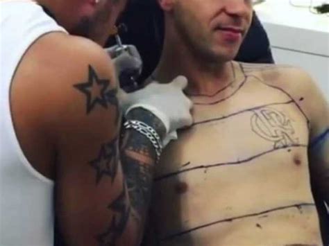 Torcedor Do Flamengo Tatua Camisa Em Tamanho Real No Corpo