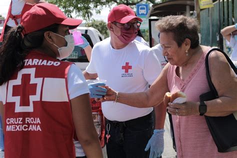 Voluntarios de la Cruz Roja Yucatán reparten alimentos a las puertas de