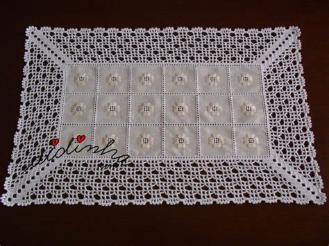 Conjunto De Centros Em Linho Bordado E Crochet