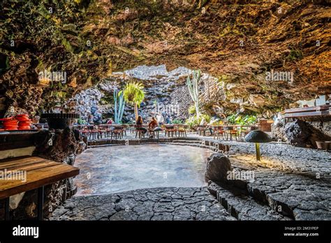 Grotte étonnante piscine auditorium naturel lac salé conçu par Cesar