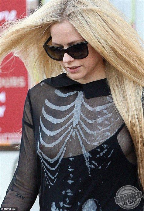 Largest Nude Celebrities Archive Avril Lavigne Fully Naked