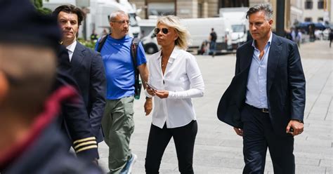 Maria De Filippi Stupisce Tutti In Bianco Al Funerale Di Berlusconi