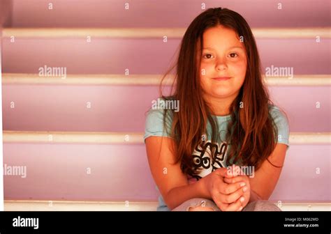 Kleines Mädchen Sitzt Auf Der Treppe Stockfotografie Alamy