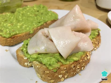 Tostadas de aguacate y pavo Súper saludables