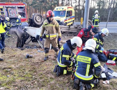 Wypadek na DK10 pod Bydgoszczą Dachowało auto dostawcze zdjęcia