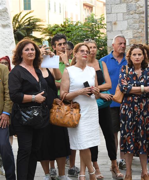 E Carrara Si Tinge Di White Una Folla Per Il Taglio Del Nastro