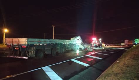 Motorista Fica Ferido Ap S Batida Entre Dois Caminh Es Na Br Em