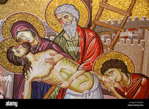 Jesús baja de la cruz Detalle del arte del mosaico que representa el