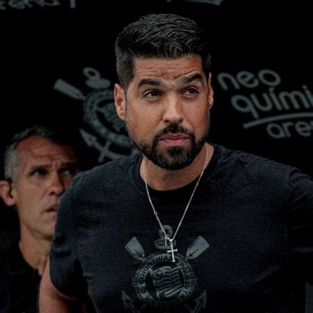 Corinthians António Oliveira vibra por defesa e faz desafio ao elenco