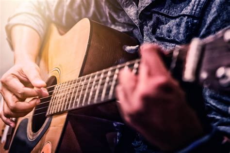 Jak nauczyć się grać na gitarze Prosty przewodnik Muziker