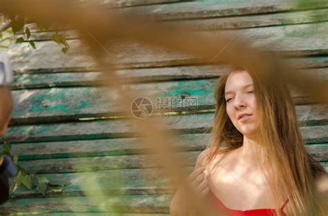 穿红衣服的年轻女子自然高清图片下载 正版图片506082379 摄图网