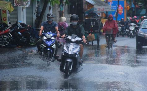 Những lưu ý khi đi xe máy trong trời mưa lớn