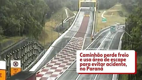 Vídeo Caminhão perde freio e usa área de escape para evitar acidente