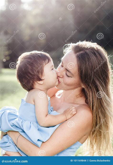 Mother Daughter Kiss Blue Hair Telegraph