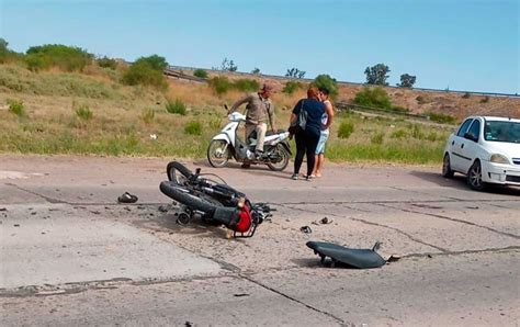 Ruta 11 violento choque de una moto y un auto dejó como saldo un