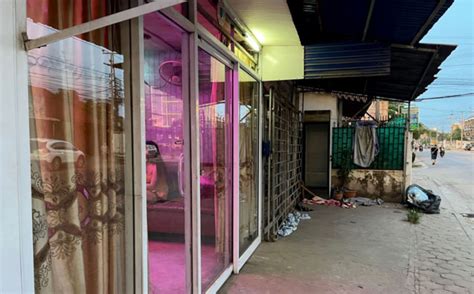 ビエンチャンの街中にある置き屋＝5月、ラオス 「13歳、あの子は14歳」貧国ラオス、幼顔の少女が働く「置き屋」性的搾取の実態 写真・画像88｜【西日本新聞me】